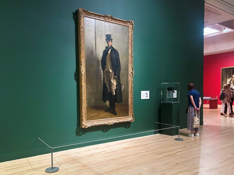 A Guide to Museum Barriers: Protecting Artworks & Exhibits - Absolute ...